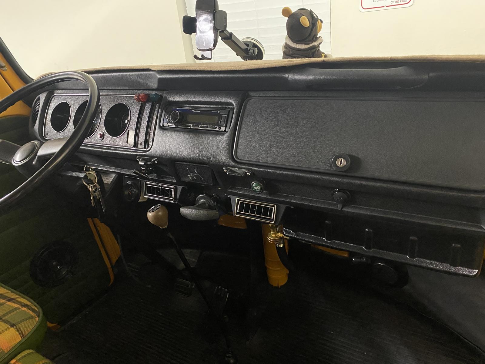 TheSamba.com :: Gallery - Gilmore AC rectangular dash vents 76 Westy